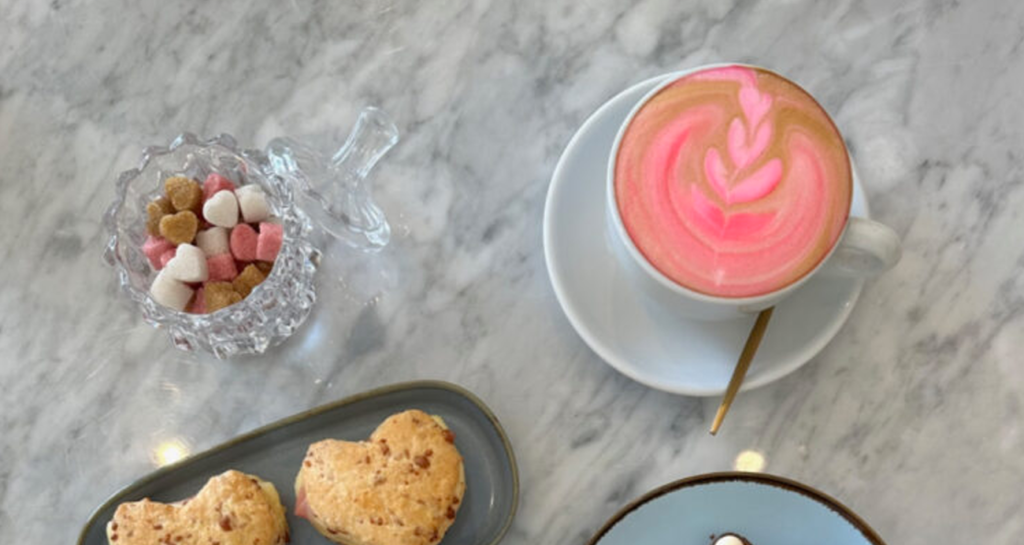 La Casona Art & Coffee, un oasis sensorial de arte y latte a color rosa ...